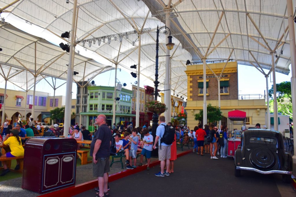 Gold Cost Rumble – Dreamworld Versus Movie World! – Andy's World Journeys