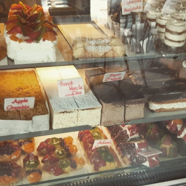 Around Melbourne – Acland Street, St Kilda – Andy's World Journeys