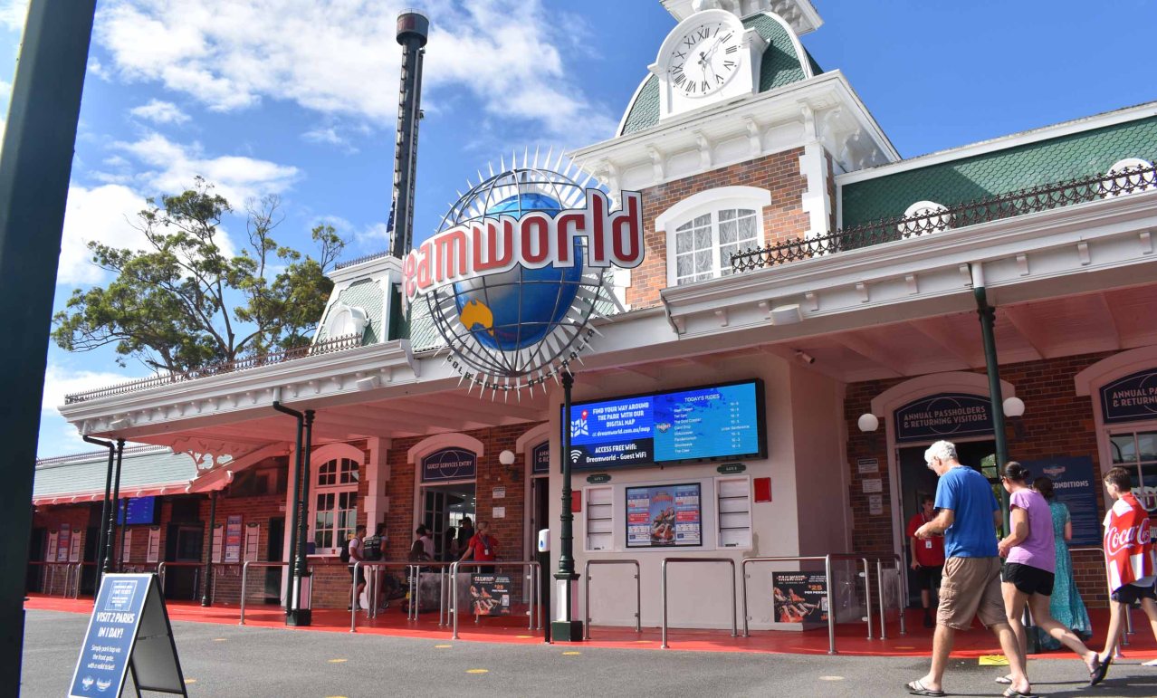 Gold Cost Rumble – Dreamworld Versus Movie World! – Andy's World Journeys