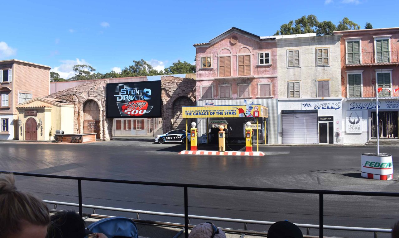 Gold Cost Rumble – Dreamworld Versus Movie World! – Andy Roams