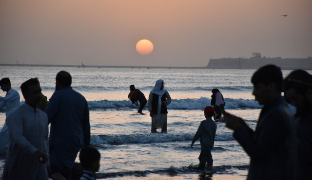 Karachi First Impressions – Sun Sets on Seaside Clifton – Andy Roams