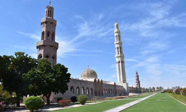 Muscat’s Incredible Grand Mosque – Andy's World Journeys