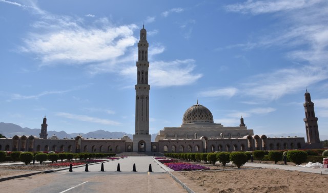 Muscat’s Incredible Grand Mosque – Andy's World Journeys